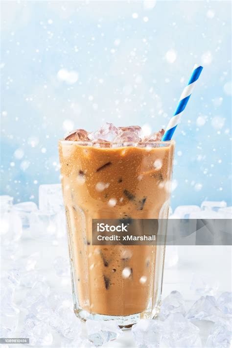 얼음으로 둘러싸인 짚으로 키 큰 유리에 크림 겨울 음료 아이스 커피 추운 온도에 대한 스톡 사진 및 기타 이미지 추운 온도 커피 마실 것 0명 Istock