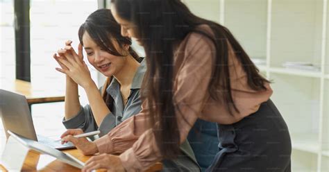 사무실에서 함께 일하는 동안 서로 아이디어를 공유하는 두 사업가의 초상화 사진 Unsplash의 태국 이미지