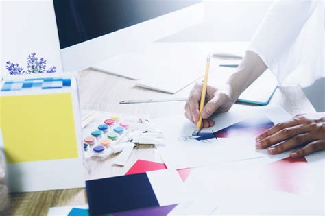 패션 디자이너 여자 초안 스케치 사무실에서 직장에서 컬러 차트 그리기에 대 한 작업 크리에이 티브 디자인 컨셉 개념에 대한 스톡 사진 및 기타 이미지 Istock