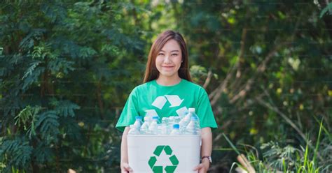 야외에서 쓰레기를 모으고 플라스틱 병이 든 휴지통을 들고 있는 아름다운 아시아 여성 사진 Unsplash의 여성만 이미지