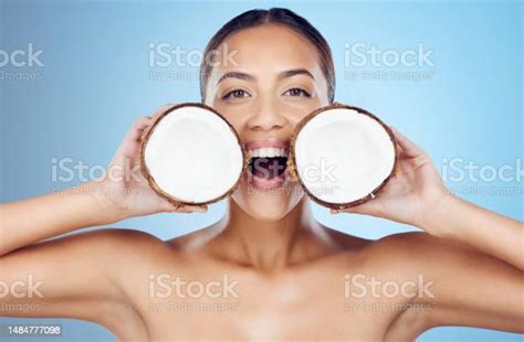 코코넛 스킨케어 자연의 아름다움 깨끗한 웰빙 및 스튜디오 배경을 위한 여성과 초상화 흥분 모델 열대 여름 과일과 화장품으로 해독