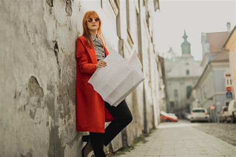 거리에서 도시지도를 읽는 여성 여행자 여행 재미 휴가 개념 가을에 대한 스톡 사진 및 기타 이미지 가을 거리 걷기 Istock