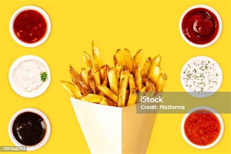 감자 튀김 노란색 배경에 다양한 소스로 감자 튀김 패스트 푸드 공간을 복사합니다 고립 감자 요리에 대한 스톡 사진 및 기타