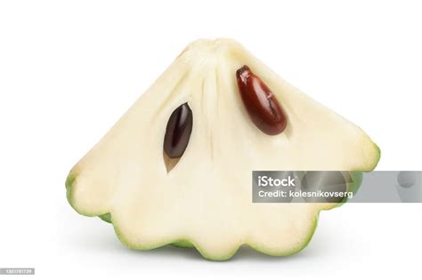 슬라이스 경로와 필드의 전체 깊이와 흰색 배경에 고립 설탕 사과 또는 커스터드 사과 슬라이스 이국적인 열대 아노나 또는 체리모야