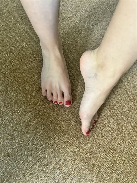 Cute Red Toes [oc] R Feet Queens