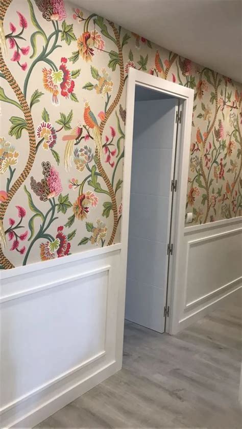 با کاغذ دیواری راهرو، فضایی مناسب برای نصب آثار هنری و قاب عکس در خانه