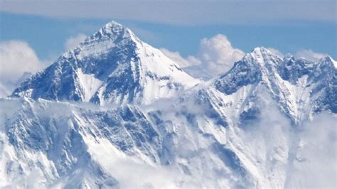 ۱۲ تن زباله باقی مانده از کوهنوردان در کوه اورست فیلم