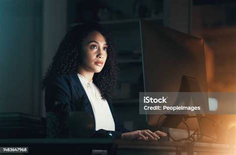밤 사무실 흑인 여성은 비즈니스 프로젝트 관리 보고서 및 온라인 문서를 위해 컴퓨터를 사용합니다 기업 직원 초과 근무 및 전략 계획 및 웹 사이트 조사에 집중된 여성 25
