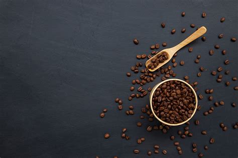 오래된 검은 색 나무 테이블 배경에 커피 콩 모형 및 템플릿은 문자 카드 잡지 표지 포스터 및 배너 등을 텍스트공간으로 만듭니다 맨 위 보기입니다 플랫 레이 0명에 대한