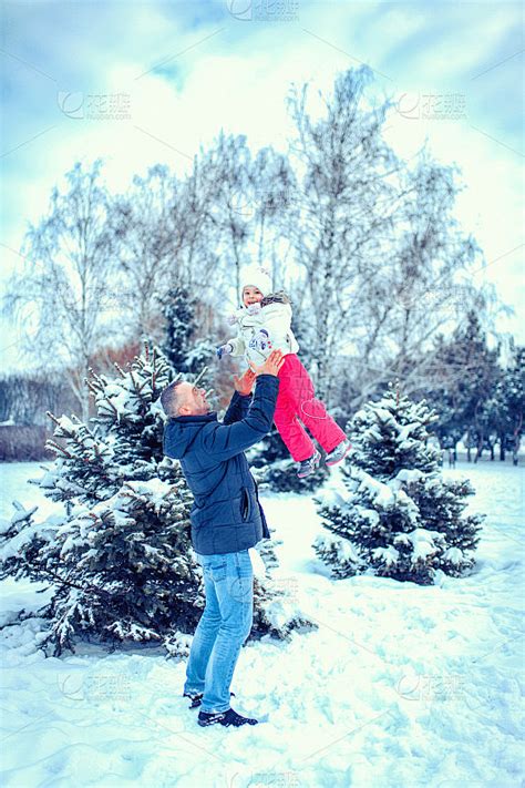 快乐的家庭和狗在冬季公园