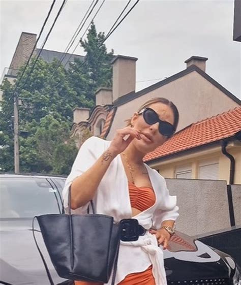 Со месеци го крие лицето пее и пцуе на улица Соседите откриваат како се однесува АНА НИКОЛИЌ