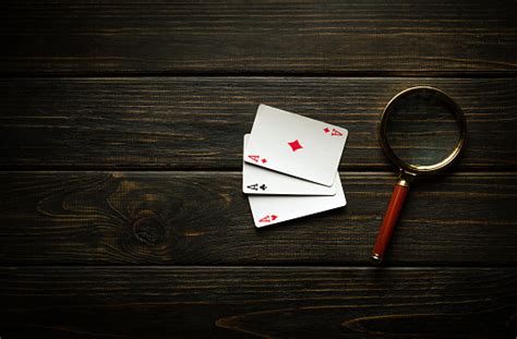 미국에서 인기 있는 포커 게임으로 세 가지 종류의 승리 조합이 있습니다 포커 클럽의 검은 테이블에 카드와 돋보기 개체 그룹에