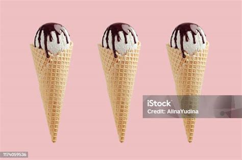 분홍색 배경에 초콜릿 소스를 곁들인 바삭한 와플 콘에 화이트 아이스크림 3개 세트가 세팅되어 디자인이 특징입니다 3가지 개체에 대한 스톡 사진 및 기타 이미지 Istock