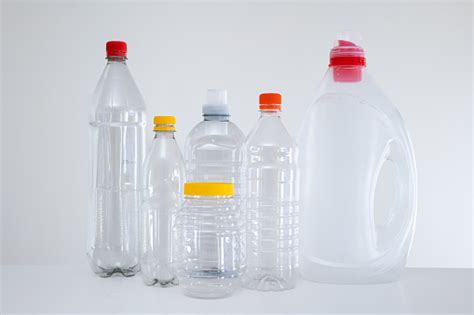 재활용 준비가 된 라벨이 없는 다양한 빈 투명 플라스틱 병 클로즈업 스튜디오 촬영 사람 없음 색상 이미지에 대한 스톡 사진 및