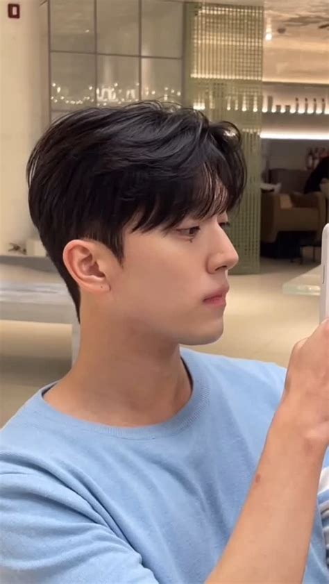 요닝 최경 부원장 세미리프컷 X 아이롱펌 스르륵 넘어가는 부드러운 텍스처 바짝 짧지 않은 옆 뒷머리 자연스러운 볼륨 밸런스 앞모습은 가르마의 형태로 되어있으며