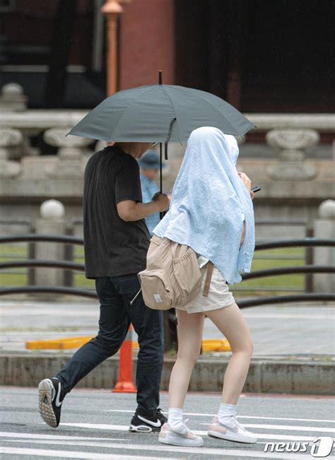 [오늘의 날씨] 강원 25일 금 …대부분 비 계속 낮 기온 30도 안팎 뉴스1