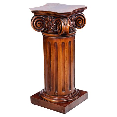 Early 20th Century Mahogany Plinth In The Form Of A Classical Style