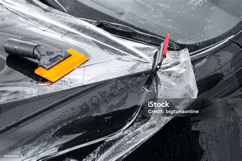 자동차 포장 전문 자동차에 비닐 포 일 또는 필름을 퍼 팅 차에 보호 필름 도구를 사용 하 여 차량에 보호 필름을 적용 합니다 자동차 세부 투명 필름 자동차 페인트 보호