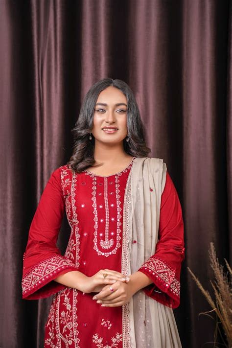 2024 년 겨울 고급 의류 구성하다 꽃 다단 단노 단노비클릭 도전들 동부 드레스 동부 패션 동부의 동양의 우아함 드레스 라호르 럭셔리 런던