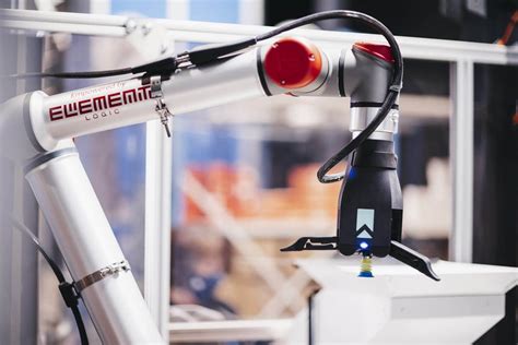 Robot De Picking Con Autostore En Solar Element Logic