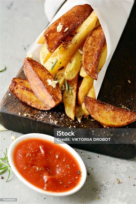 감자 음식 향신료와 소금을 구운 감자 케 찹이 있는 커팅 보드에 맛 있는 감자 튀김 0명에 대한 스톡 사진 및 기타 이미지