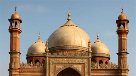 यहां चोरी छिपे बन रही थी सबसे बड़ी मस्जिद मीनार की ऊंचाई देख दंग रह गए