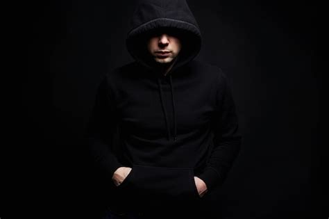 Мужчина в капюшоне Мальчик в толстовке с капюшоном | Премиум Фото