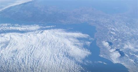 우주에서 바라 본 한반도 문 대통령이 받은 선물