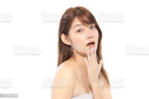 감염 코로나 바이러스 대기 오염 Pm25를 방지하기 위해 위생 마스크를 착용한 젊은 행복한 아시아 여성 건강 관리 및 코로나바이러스 개념 18 19세에 대한 스톡 사진 및