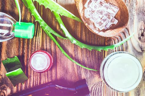 알로에 베라 젤과 나무 바탕에 암 염과 천연 화장품 알로에 베라의 잎 유기농 스킨 케어 및 대체 의학 개념입니다 민감한 피부를 위한 화장품 성분입니다 스파 및 피부 관리