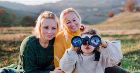 쌍안경을 사용하여 가을 자연 속에서 산책하는 어머니와 할머니와 함께 있는 작은 소녀의 초상화 사진 Unsplash의 쌍안경 이미지