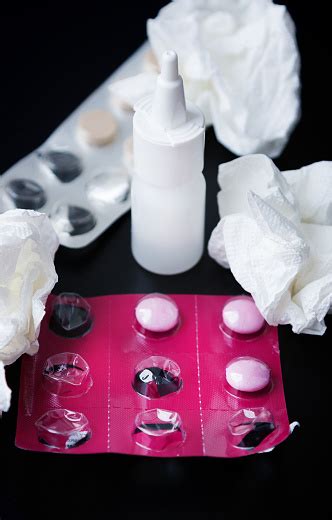 비 강 스프레이 비 드랍 스 물집 기침 및 테이블에 구겨진된 손수건에서 사탕에에서 알 약 질병의 치료 감기와 독감에 대한 스톡 사진 및 기타 이미지 Istock