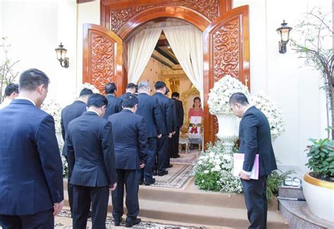 ឯកឧត្តម នាយឧត្តមសេនីយ៍ វង្ស ពិសេន ដឹកនាំនាយទាហានគោរពវិញ្ញាណក្ខន្ធលោកជំទាវ ប៊ុន សុថា សារព័ត៌មាន