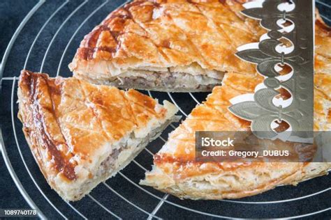 1 월에 있는 축 하에 대 한 전통적인 종이 황금 왕관과 함께 만든 주현절 킹 케이크 프랑스 과자 클로즈업 0명에 대한 스톡