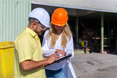 재활용을 위해 준비된 종이 플라스틱 및 금속 폐기물 더미 재활용 공장 18 19세에 대한 스톡 사진 및 기타 이미지 18 19세 25 29세 2명 Istock