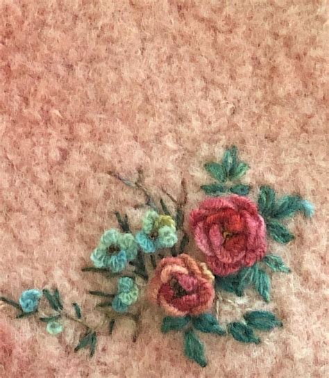 햇살 한 줄기 그것으로 충분한 누군가가 그랬다 나의 수는 너무 어려워 따라 하기 어렵다고 그래서 따라 하기 쉽게 간단한 디자인으로 프랑스자수