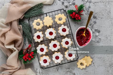 린저 크리스마스 또는 새해 쿠키는 잼으로 가득 하고 회색 배경에 설탕으로 먼지가 사탕에 대한 스톡 사진 및 기타 이미지 사탕 선물 크리스마스 Istock
