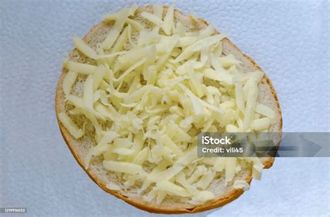 아침 식사로 갈은 노란 치즈 또는 카슈카발과 버터를 곁들인 얇게 썬 빵 0명에 대한 스톡 사진 및 기타 이미지 0명 강판에