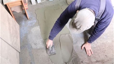 Как правильно наносить плиточный клей на пол Youtube