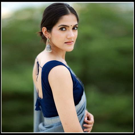 Simran Choudhary నేలపై రాలిన పువ్వులా ఆకర్షిస్తున్న సిమ్రాన్ చౌదరి