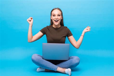 파란 배경에서 승리를 축하하는 노트북을 가진 감성적인 젊은 여성 가득 찬에 대한 스톡 사진 및 기타 이미지 가득 찬 거래자 금융 Istock