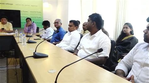 කොළඹ මහ නගර සභාව නියෝජනය කරන මන්ත්‍රීවරු අතිමහත් බහුතරයක් අද විපක්ෂ නායක කාර්යාලයේ… Youtube