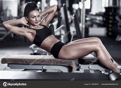 Młoda Kobieta Robi Chrupie Abs Ławce Siłowni Zdjęcie stockowe Xalanx 185638516