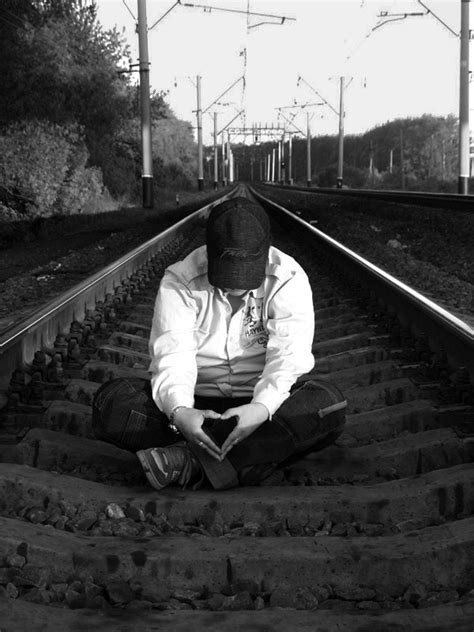 Фото Парень сидит на рельсах
