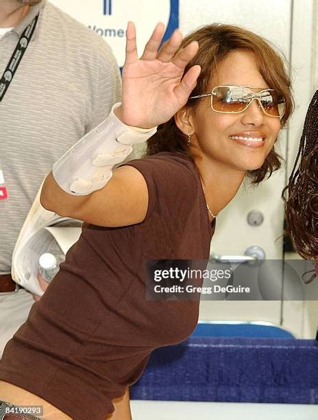 1331 Halle Berry 2003 Photos And High Res Pictures Getty Images