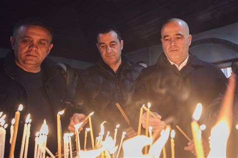 Премиерот Ковачевски на Божиќ на Божиќната служба во храмот „Св вмч Ѓорѓи“ во Охрид Влада на