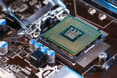 커패시터와 회로로 둘러싸인 컴퓨터 마더보드에 설치된 Cpu의 상세 이미지 Cpu에 대한 스톡 사진 및 기타 이미지 Cpu 가상현실 개선 Istock