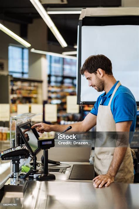 Karyawan Di Supermarket Yang Bekerja Di Kasir Foto Stok - Unduh Gambar ...