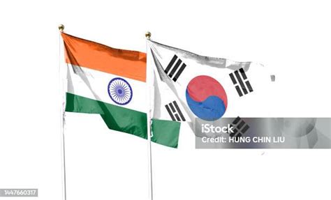 흰색 배경에 격리된 클리핑 경로가 있는 인도와 한국의 국기 흔들리는 깃발을 닫으십시오 상징 텍스트를위한 빈 공간이있는 프레임 0