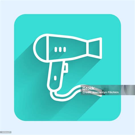 긴 그림자로 격리 된 흰색 라인 헤어 드라이어 아이콘 헤어 드라이어 기호 헤어 건조 기호 뜨거운 공기를 불어 녹색 정사각형 버튼입니다 벡터 3차원 형태에 대한 스톡 벡터